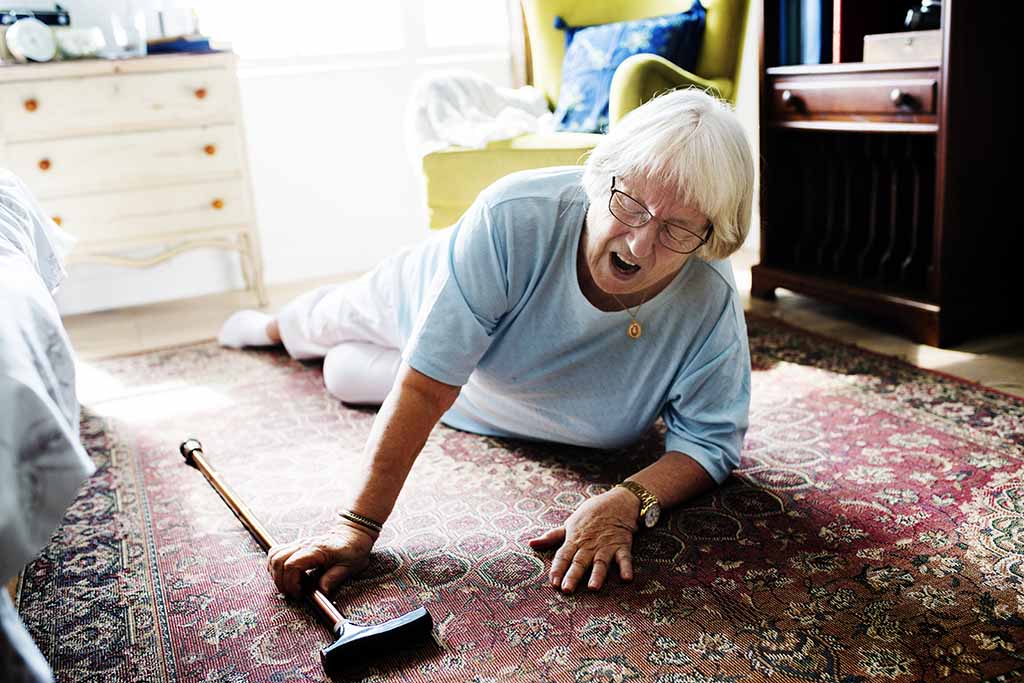 8 Risks Seniors May Face When Staying At Home Alone | Discovery Commons ...